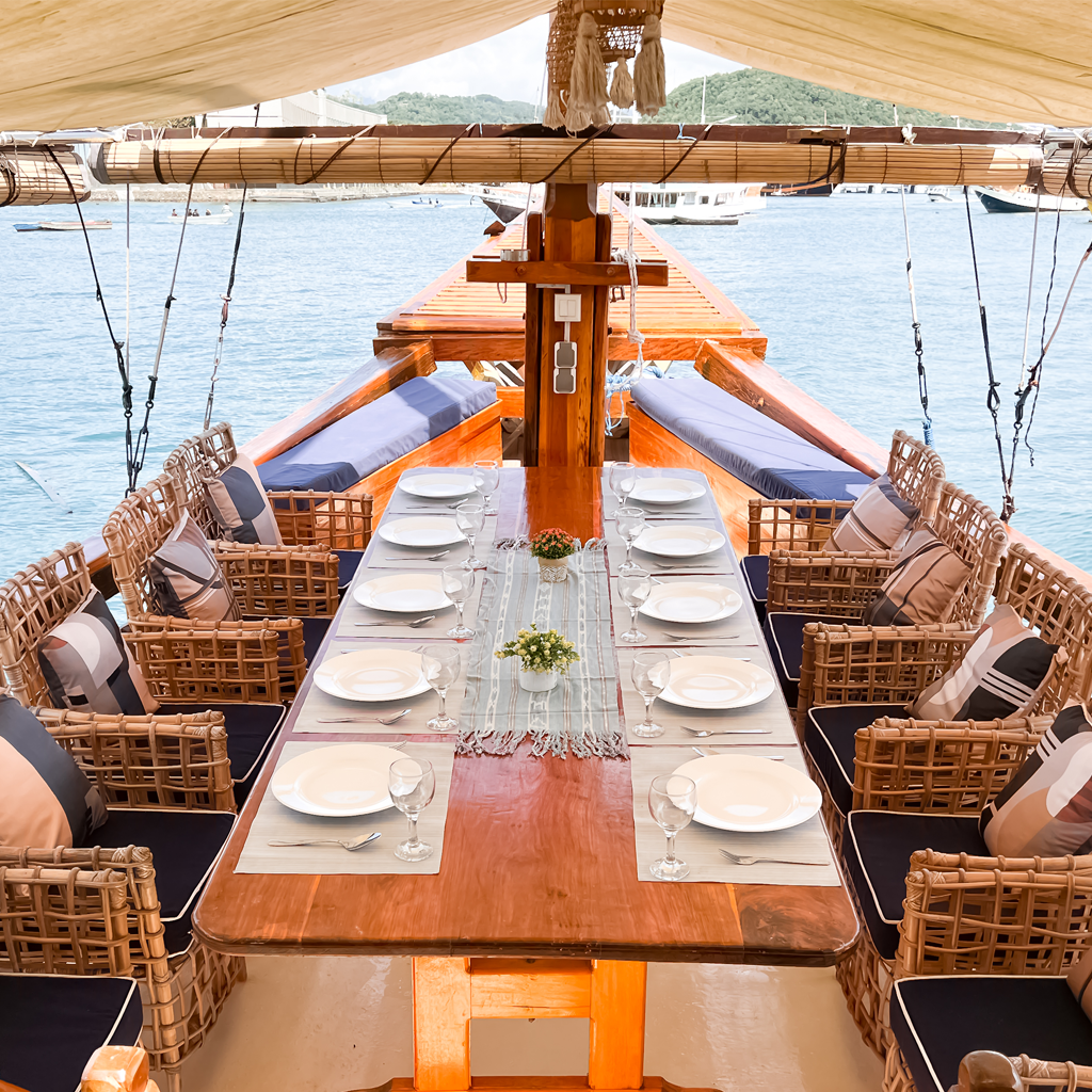 Abizar Phinisi Boat – Komodo Day Cruise